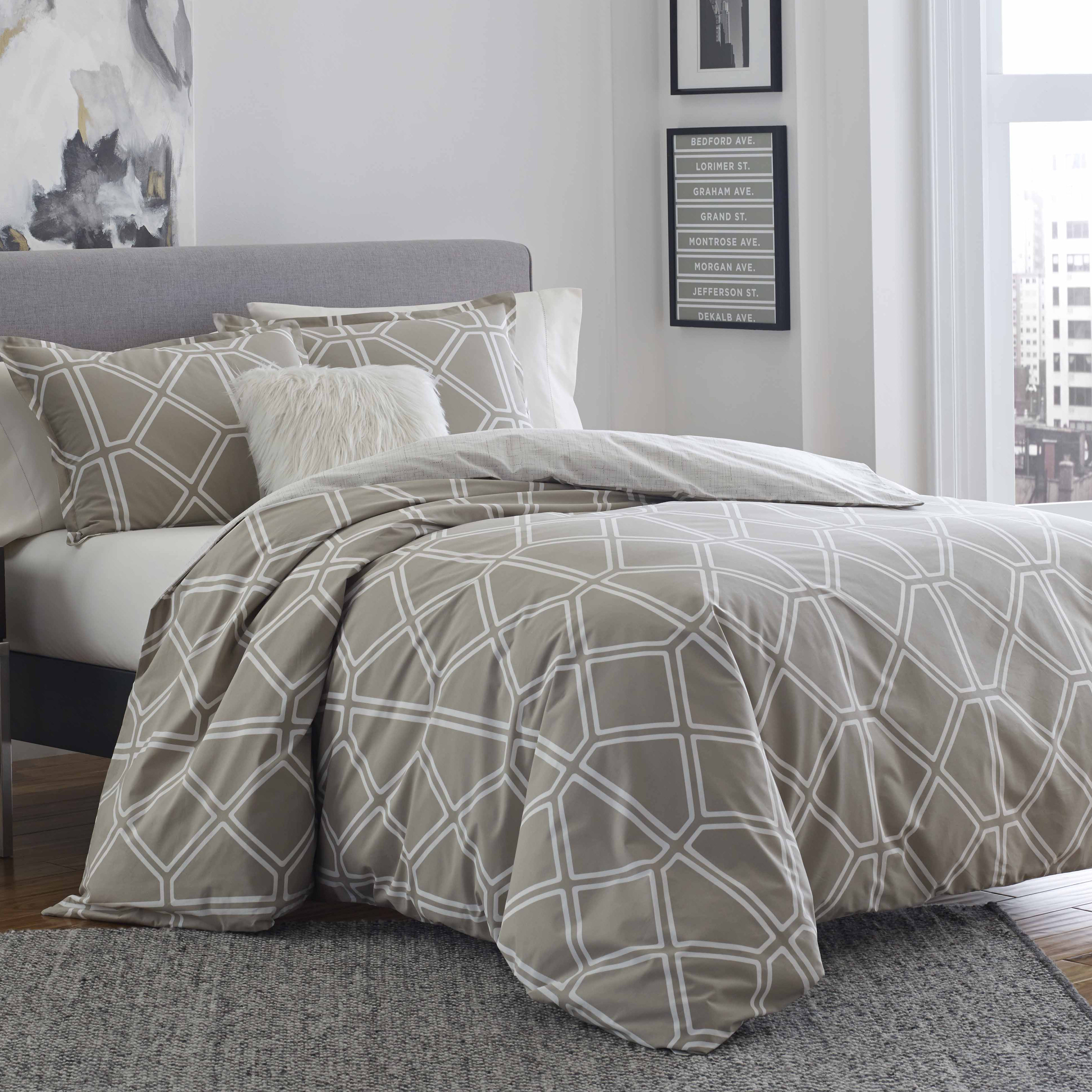 Laurel Foundry Modern Farmhouse Calumet Reversible Comforter Set